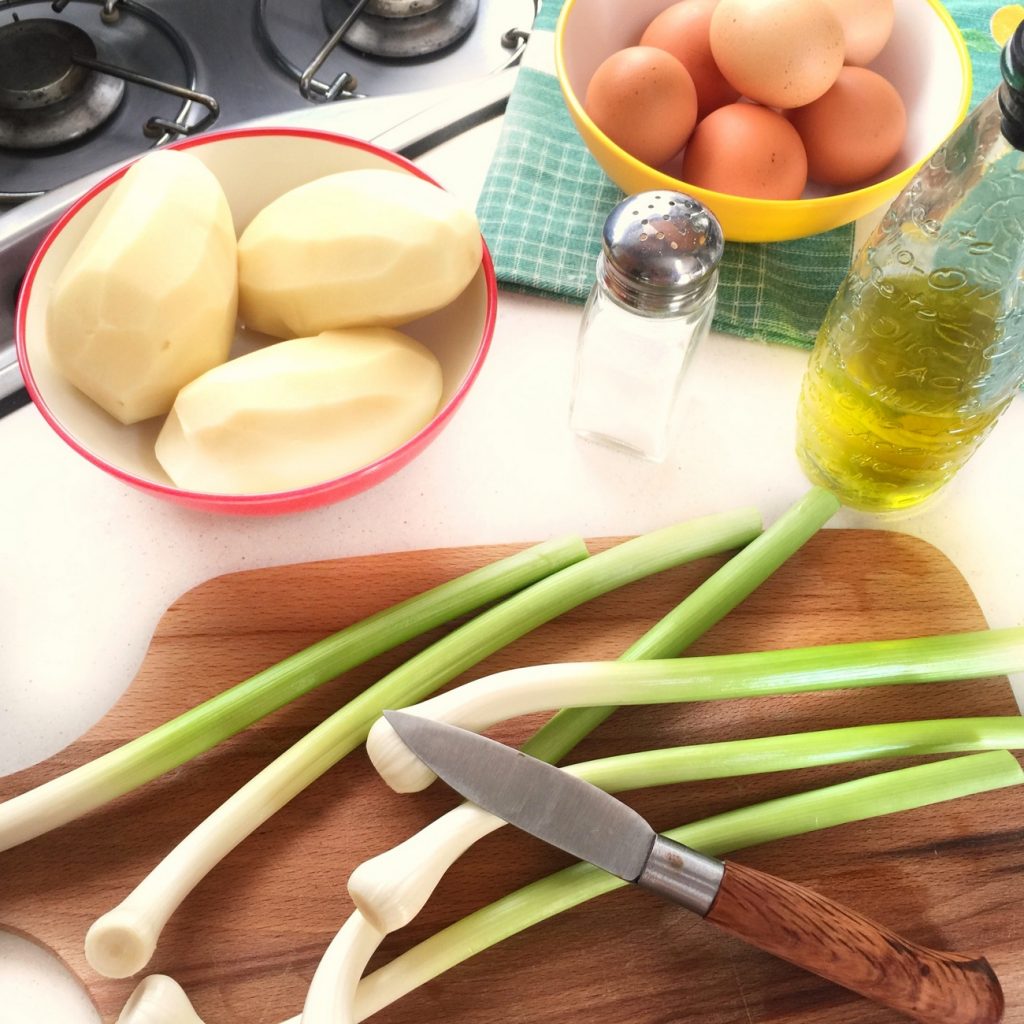 Tortilla de ajetes frescos con guarnición. - La Cocina de Frabisa La ...