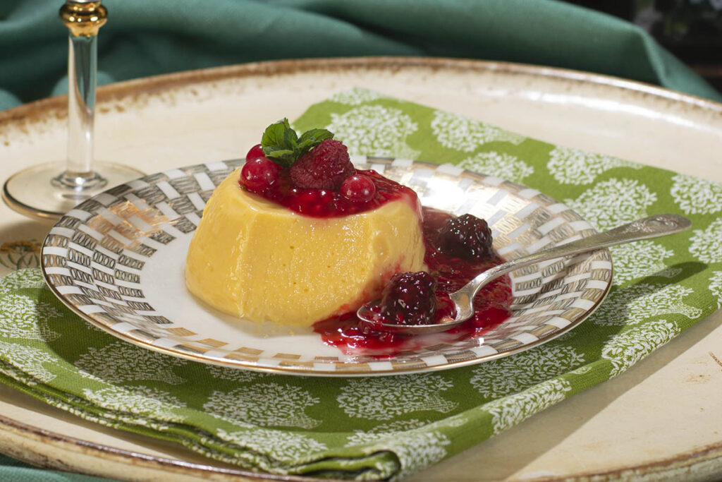 Panacotta de mango con frutos rojos - La Cocina de Frabisa La Cocina de ...