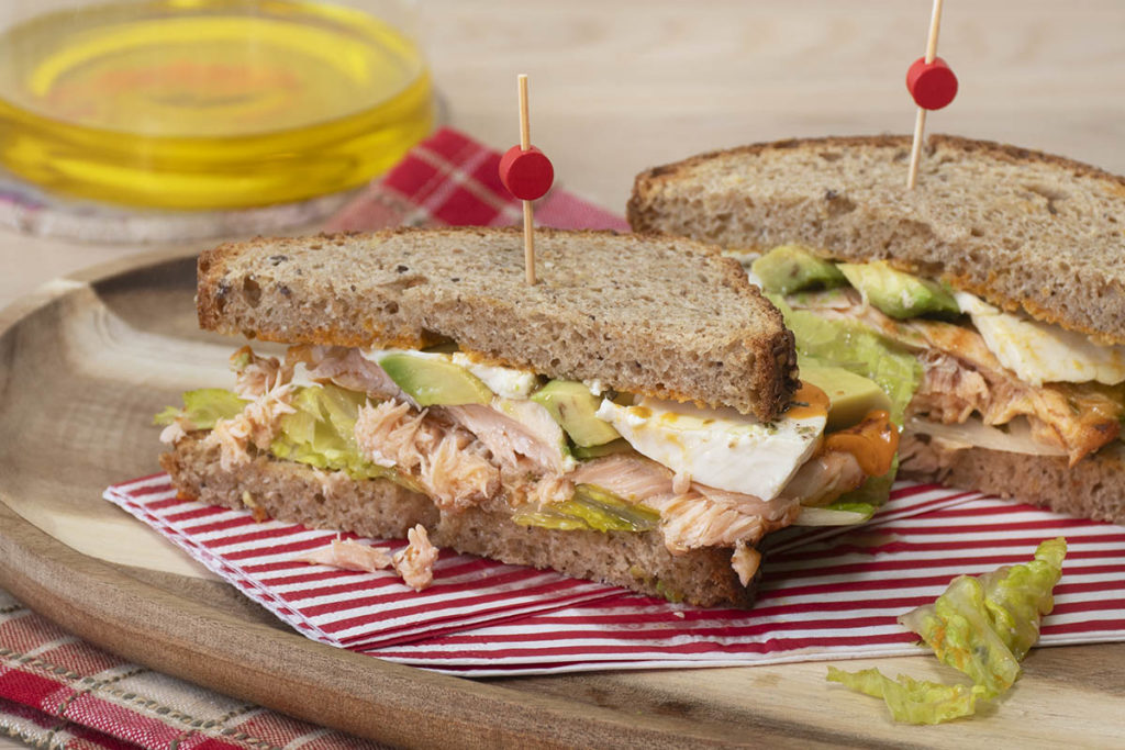 Sandwich de salmón, aguacate y queso fresco - La Cocina de Frabisa La ...