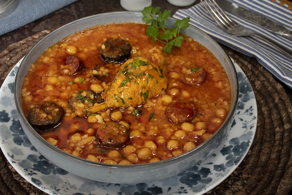 Guiso de garbanzos con arroz, pollo y chorizo. COCINA DIARIA - La ...