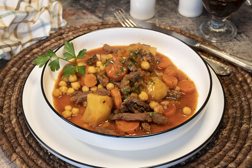 Guiso de carne con garbanzos y patatas. COCINA TRADICIONAL - La Cocina ...