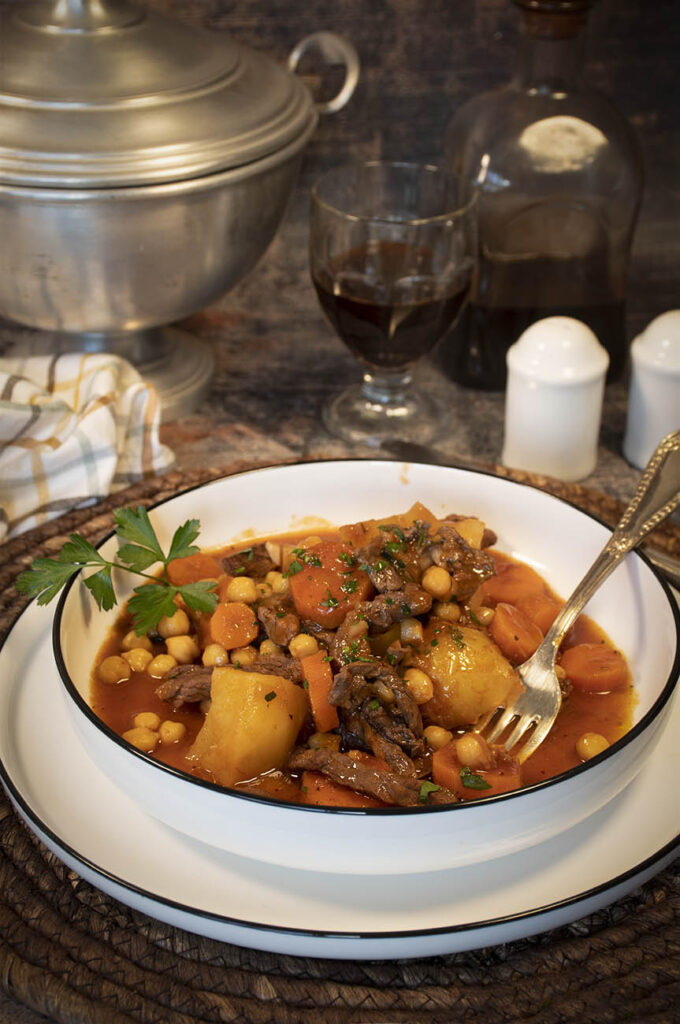 Guiso de carne con garbanzos y patatas. COCINA TRADICIONAL - La Cocina ...